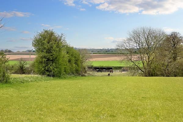 14.39 acres, self-enclosed field between Trysull and Seisdon, Staffordshire